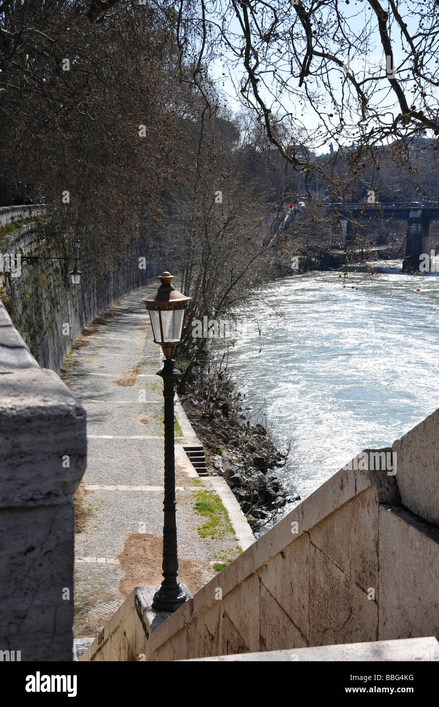 Laterne, Uferpromenade neben der Ponte Fabricio, Ponte dei Quattro Capi ...