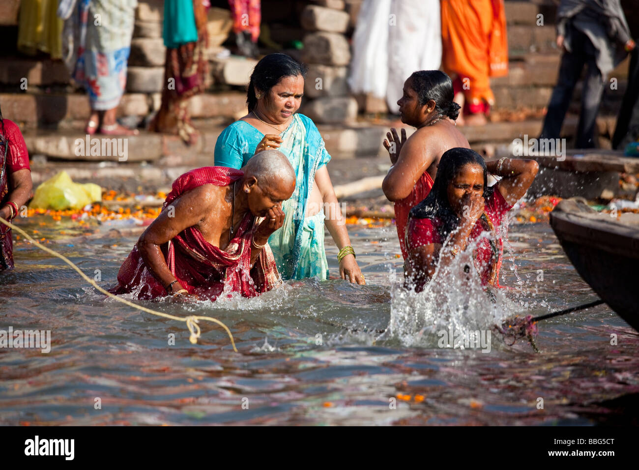 Baden am Prayag Ghat in den Ganges in Varanasi, Indien Stockfotografie ...