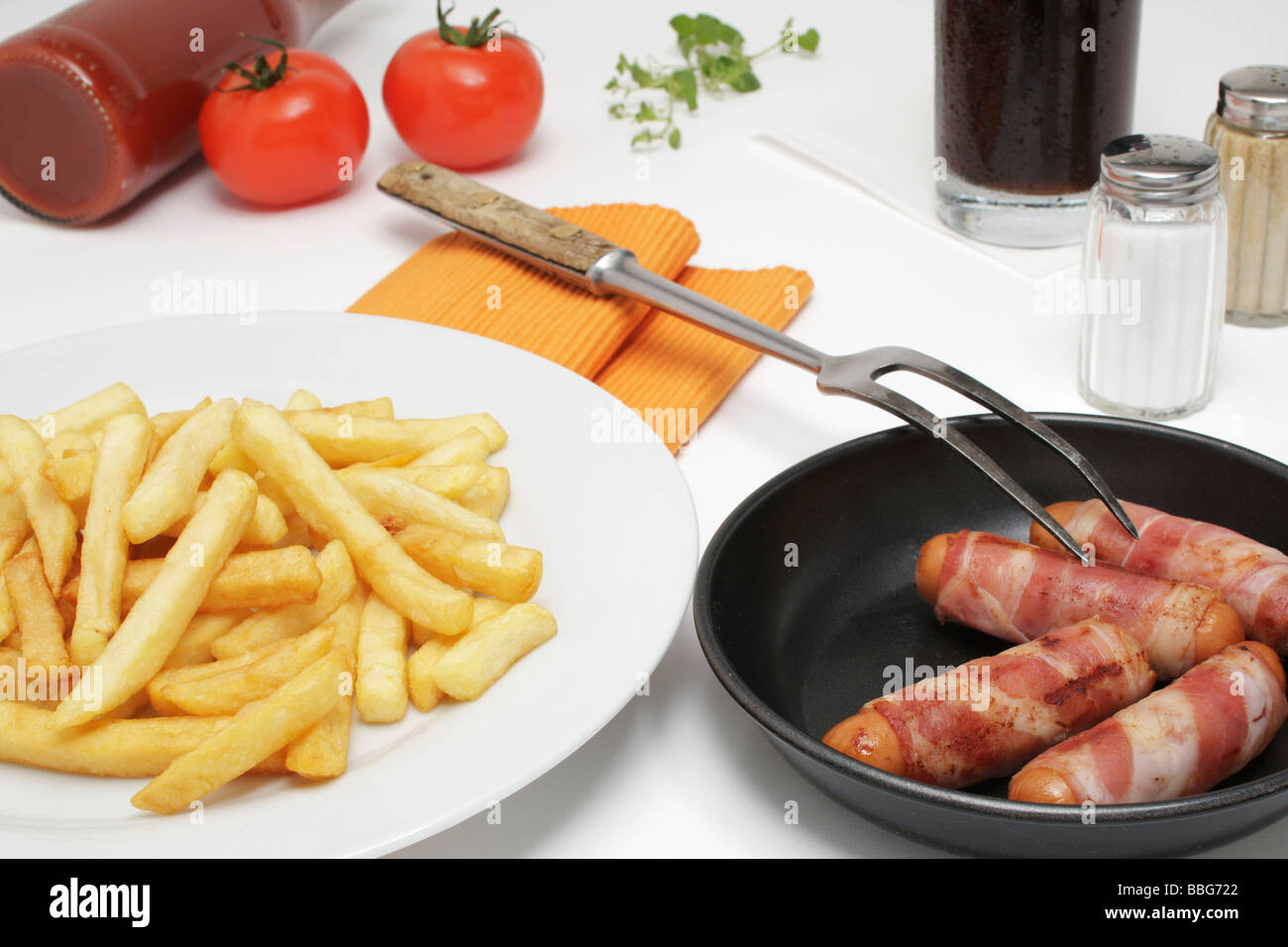 Berner Würstchen mit Pommes frites, Ketchup und Cola Stockfotografie ...