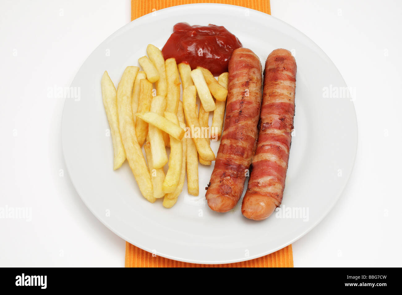 Berner Würstchen mit Pommes frites, ketchup Stockfotografie - Alamy