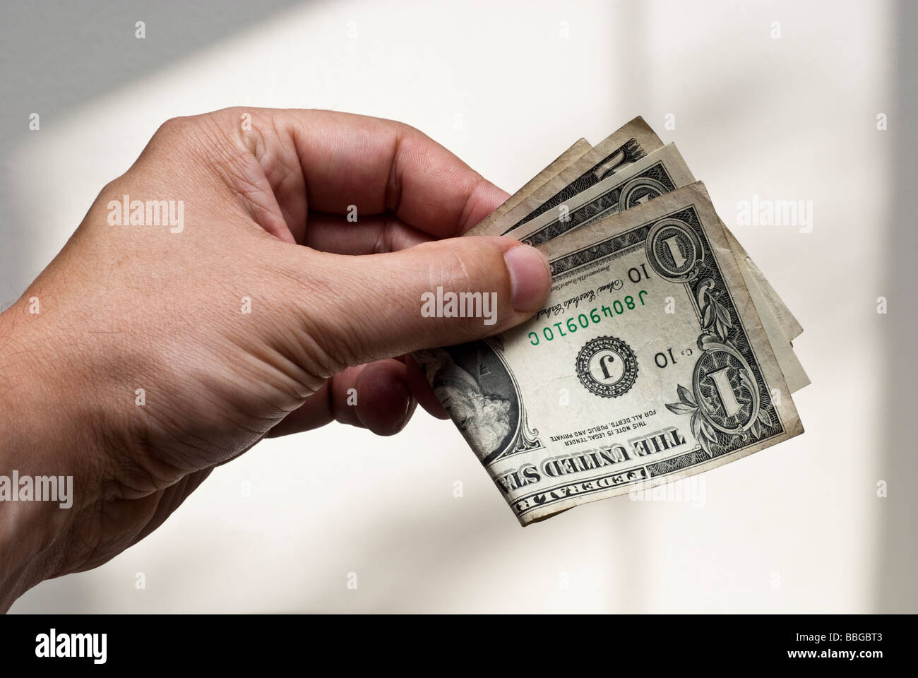 Dollar-Scheine in eine männliche hand Stockfotografie - Alamy