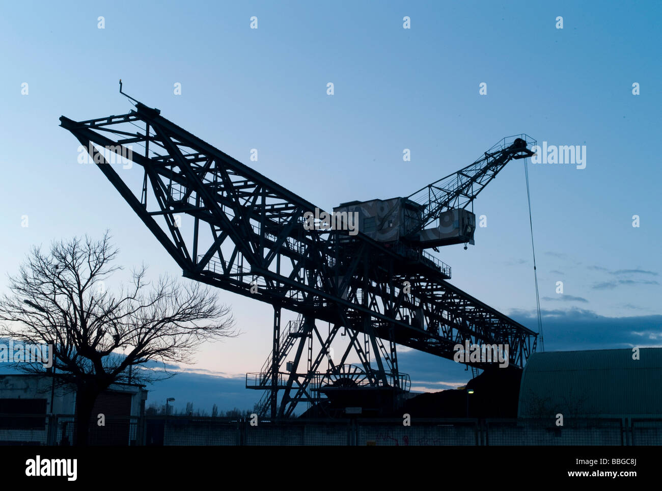 Kohle, Bagger, Energielieferant für die Kraft-Wärme-Kraftwerk des ...