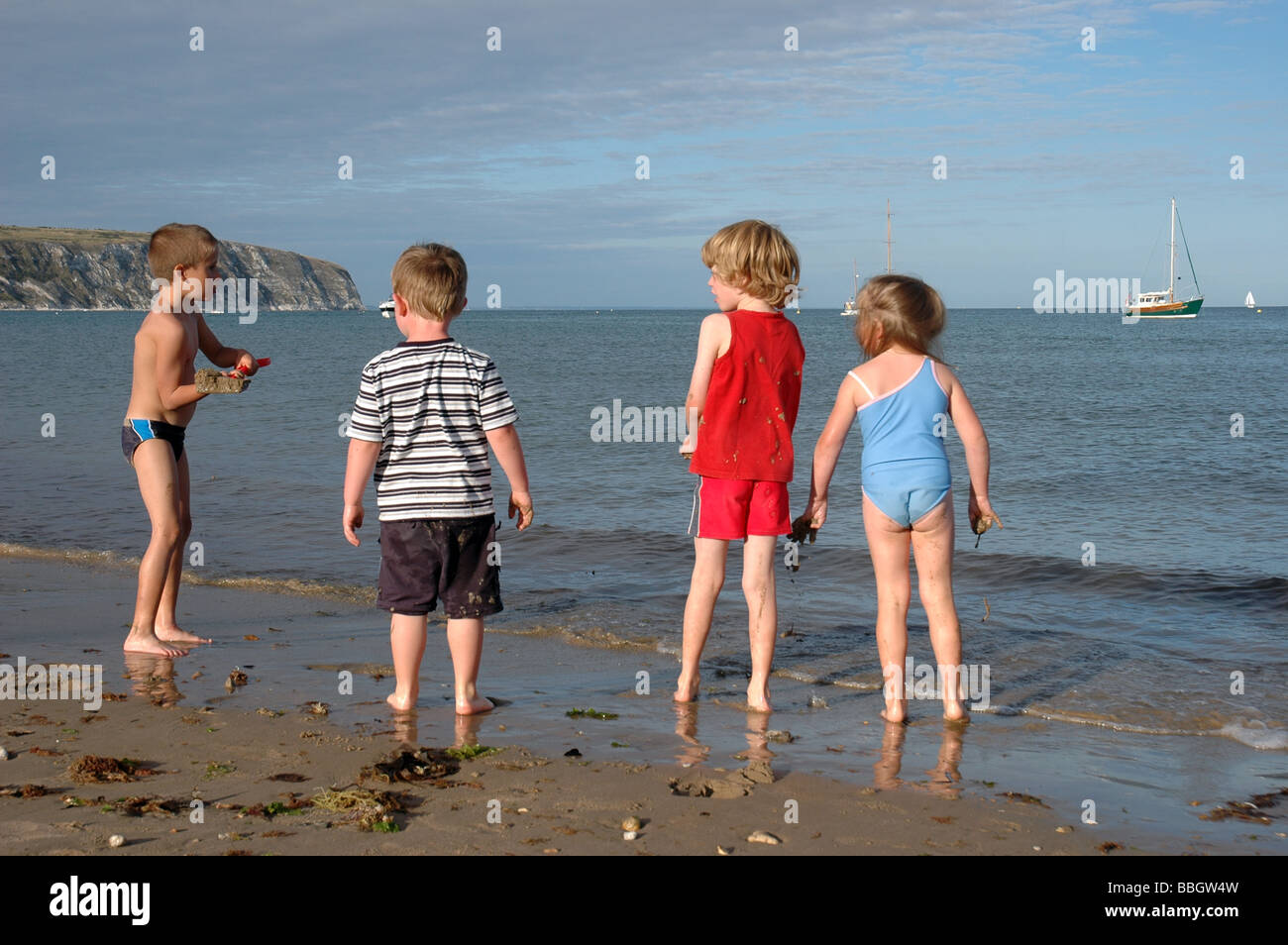 Kinder paddeln im meer am strand -Fotos und -Bildmaterial in hoher ...