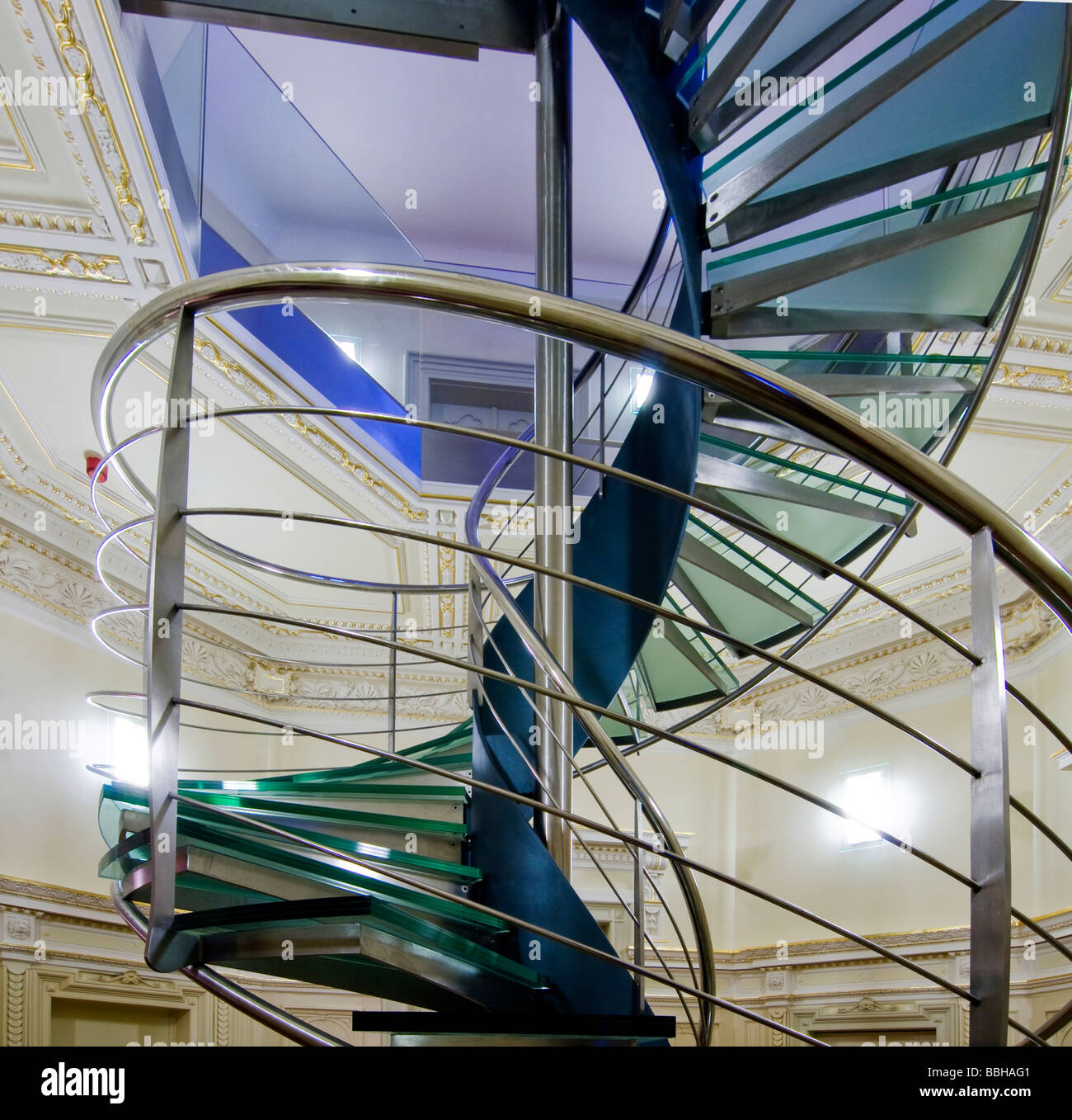 Moderne wendeltreppe -Fotos und -Bildmaterial in hoher Auflösung – Alamy