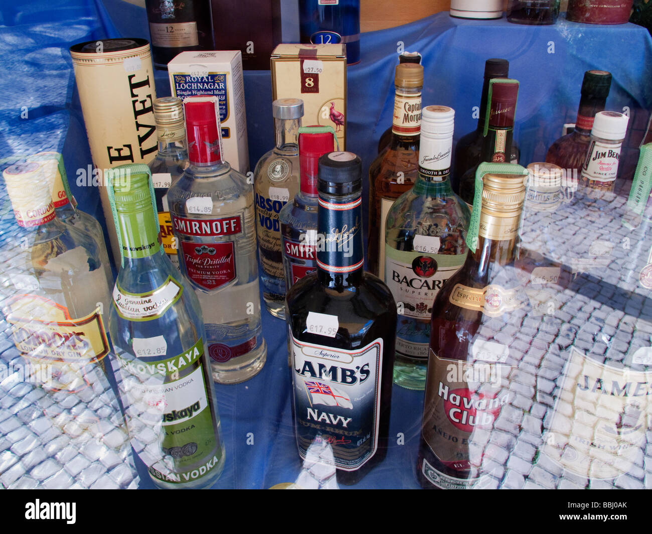 Vodka shop bottles -Fotos und -Bildmaterial in hoher Auflösung – Alamy