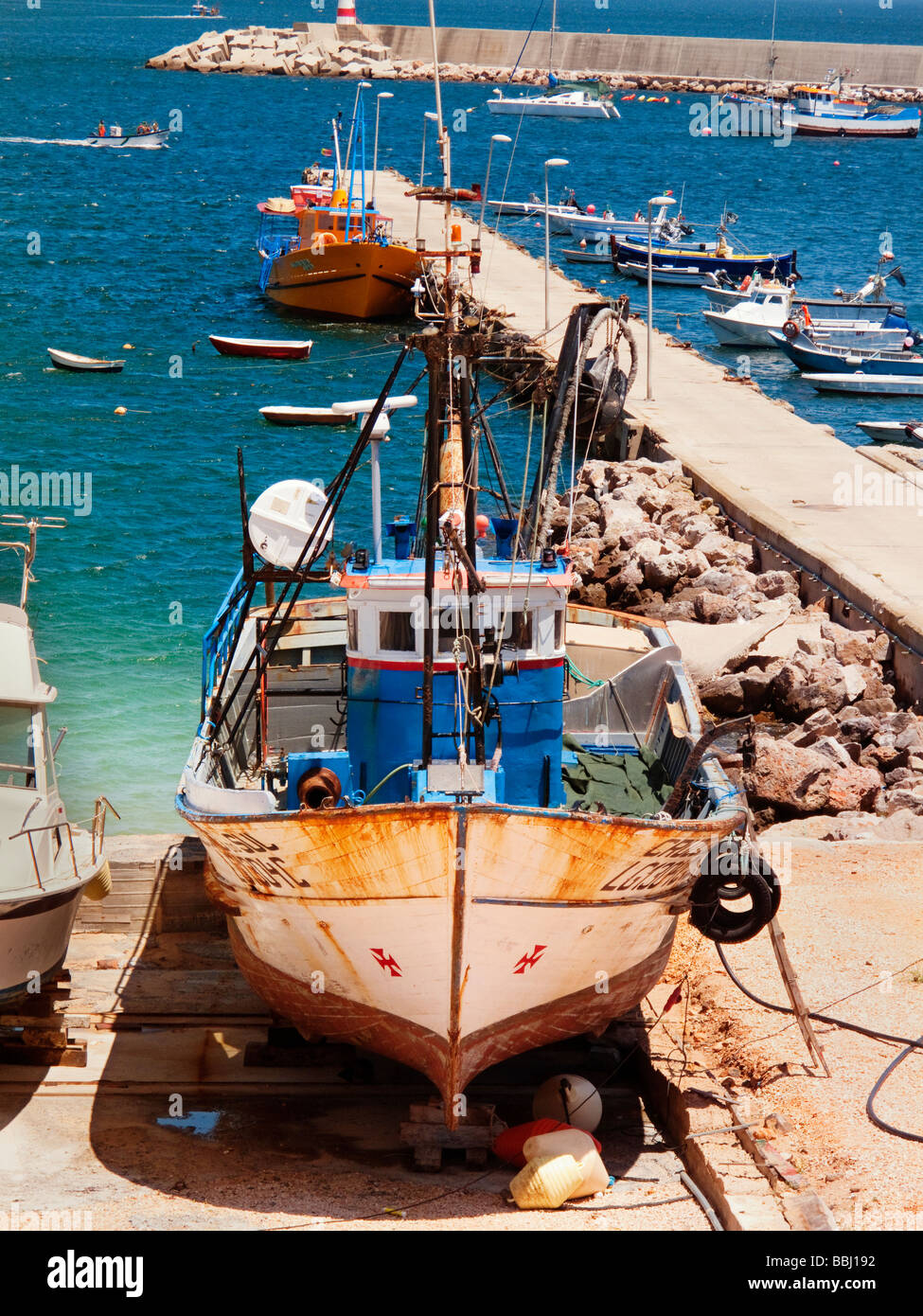 Boot dock trawler fischerboot portugal -Fotos und -Bildmaterial in ...