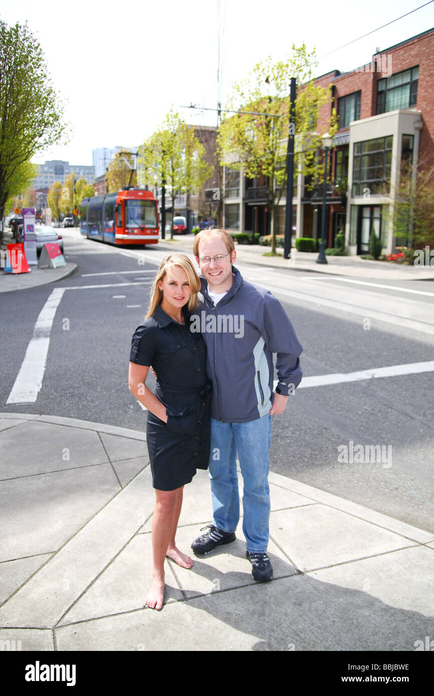 Junge weiße paar stehen barfuß im Outdoor-städtische u-Bahn Umwelt mit ...
