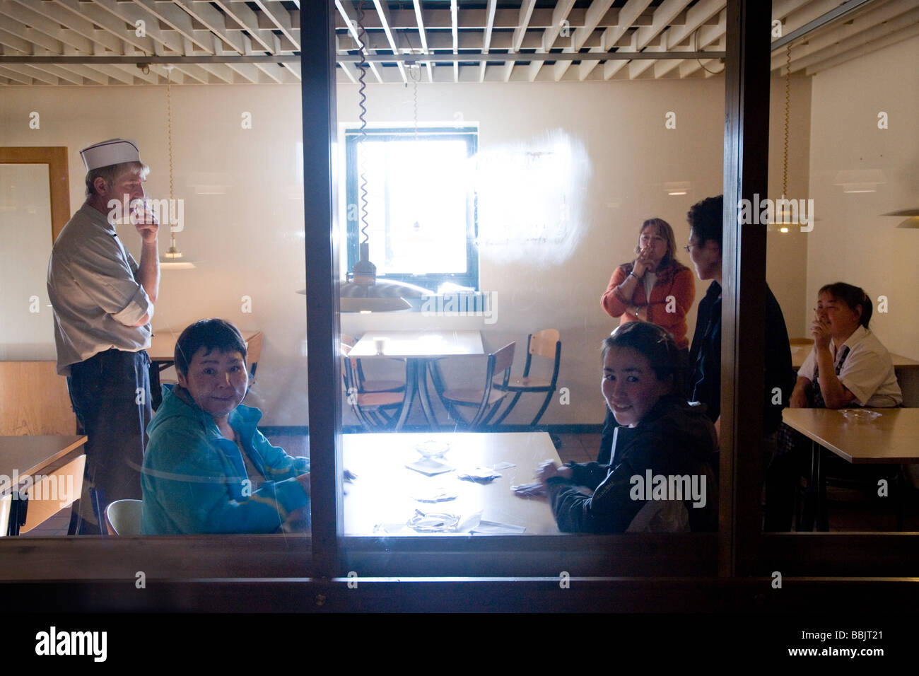 Menschen im Raucherzimmer im Hotel Narsarsuaq, Süd-Grönland ...