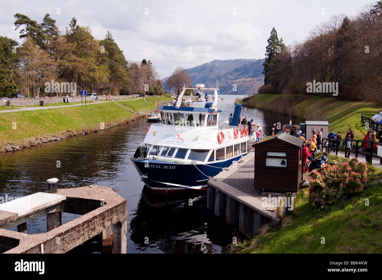 Loch ness kreuzfahrtschiff -Fotos und -Bildmaterial in hoher Auflösung ...