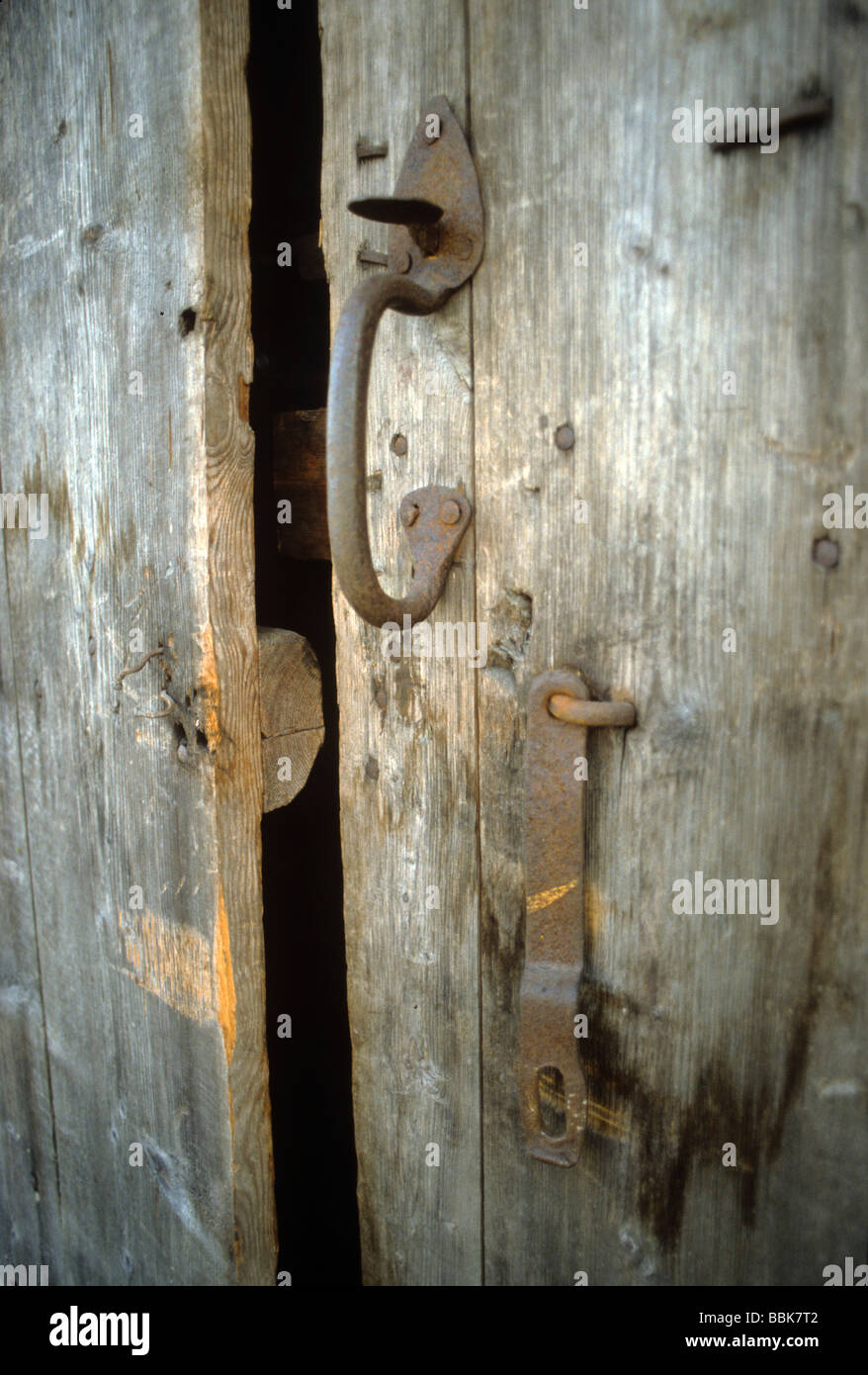 altes Scheunentor Riegel Holz verwittert getragen Rost Antik ...