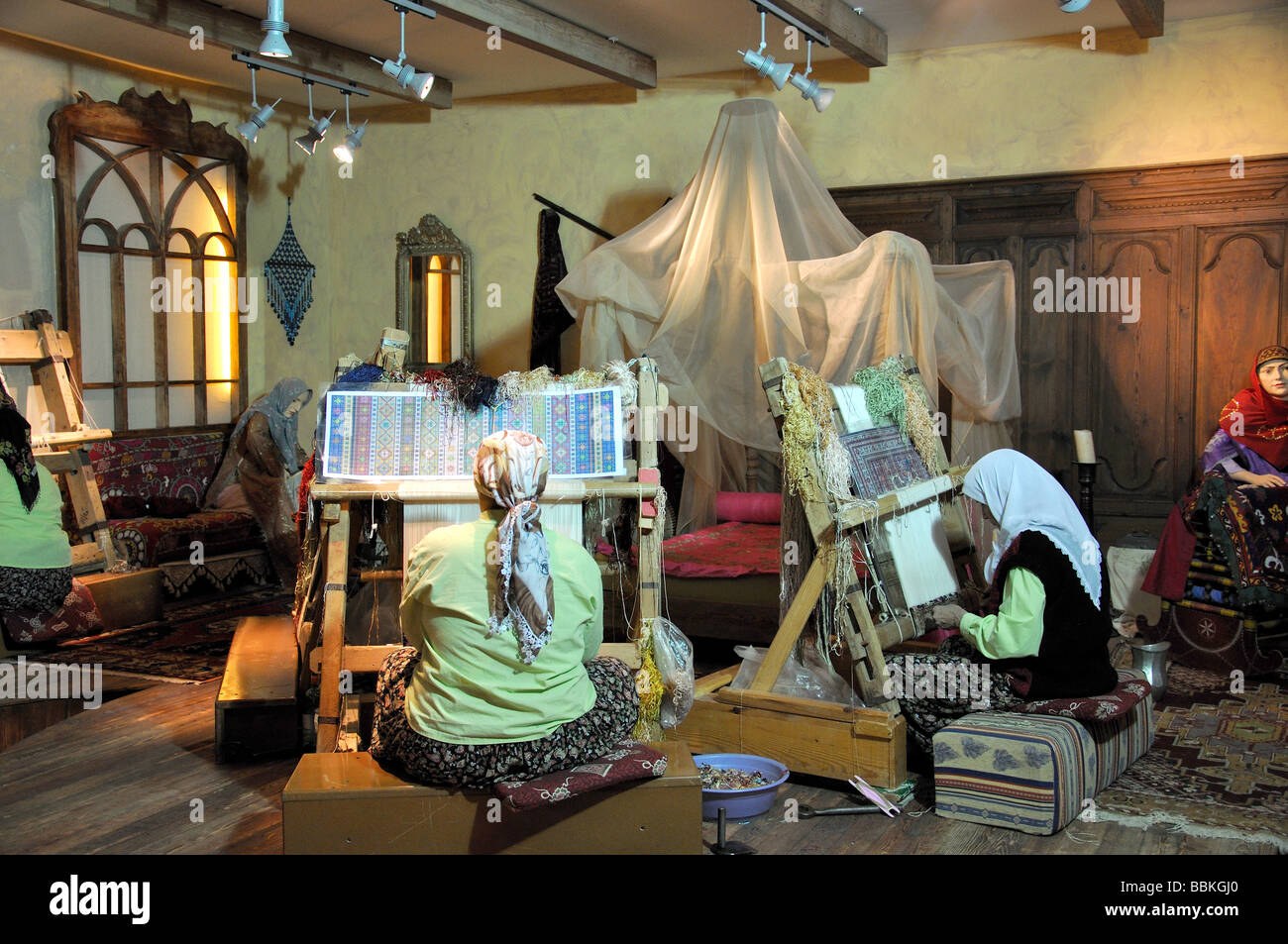 Die herstellung von teppichen frau -Fotos und -Bildmaterial in hoher ...