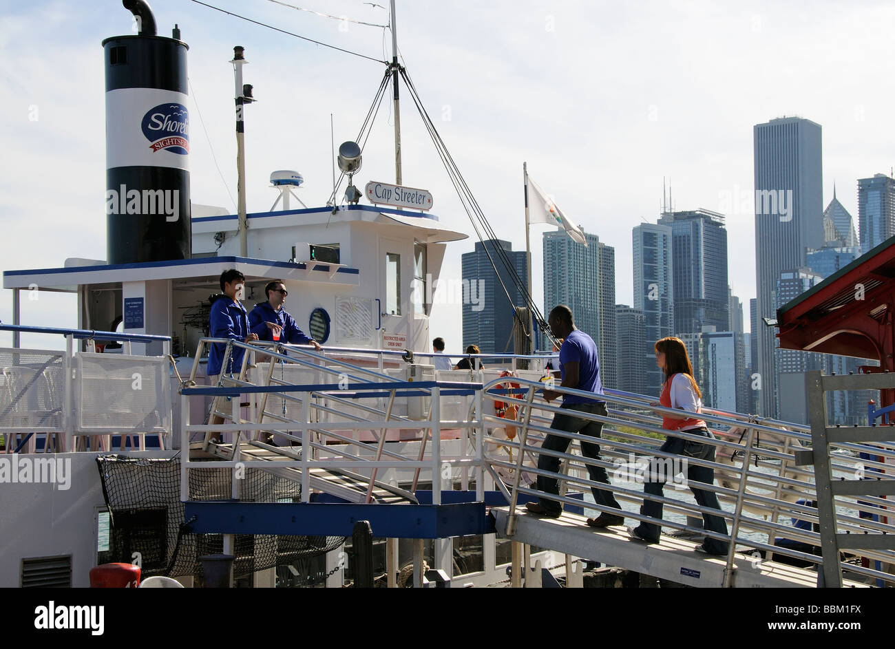 Fluggästen die Shoreline Sightseeing Ausflug-Cap Streeter am Navy Pier ...