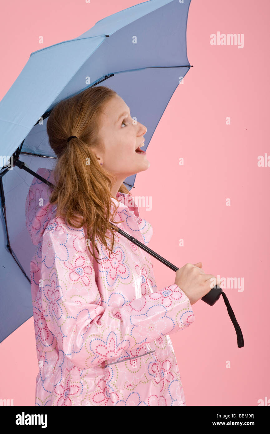 Girls in rain coats -Fotos und -Bildmaterial in hoher Auflösung – Alamy