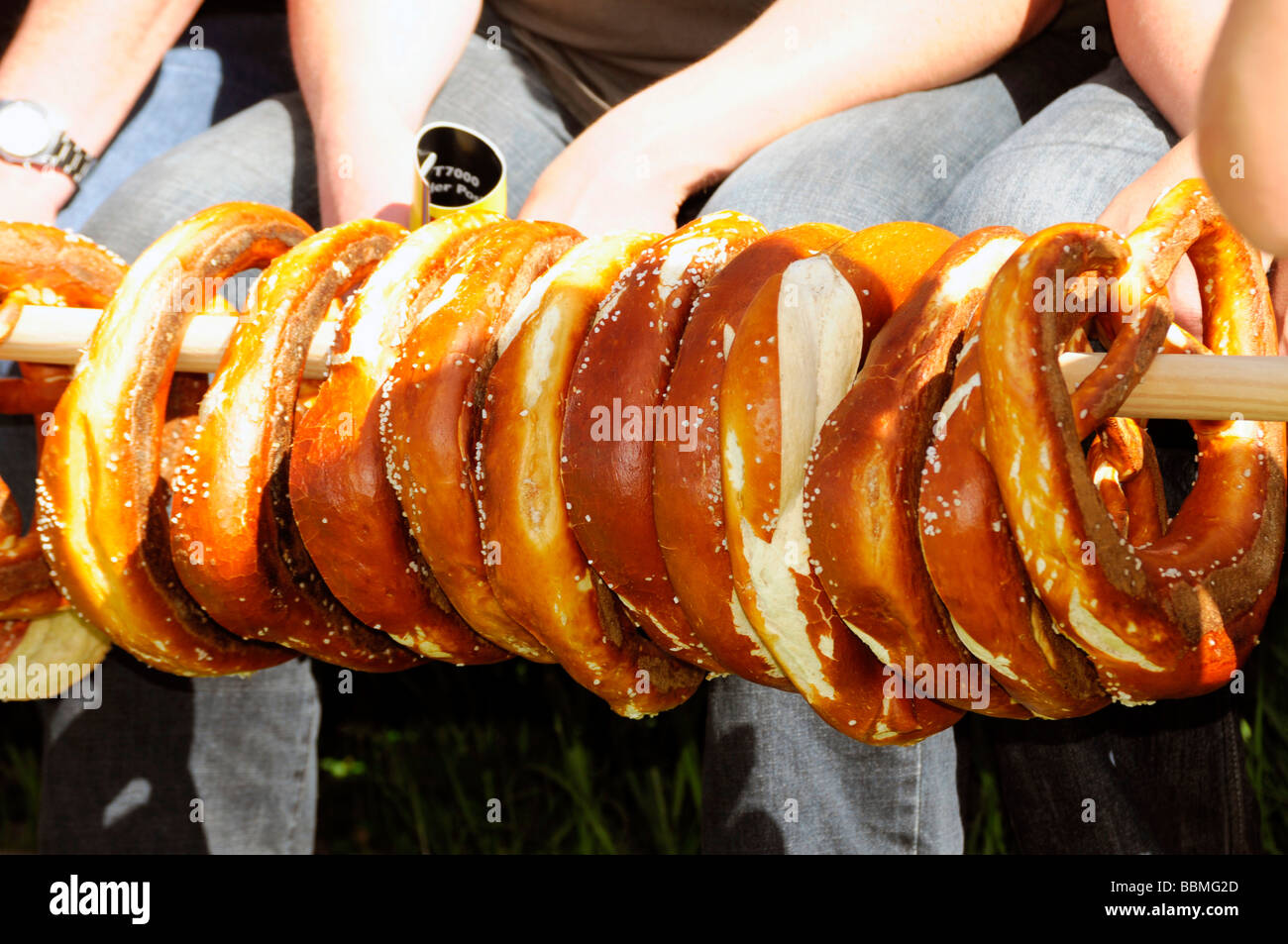 Ziehen der brezel -Fotos und -Bildmaterial in hoher Auflösung – Alamy