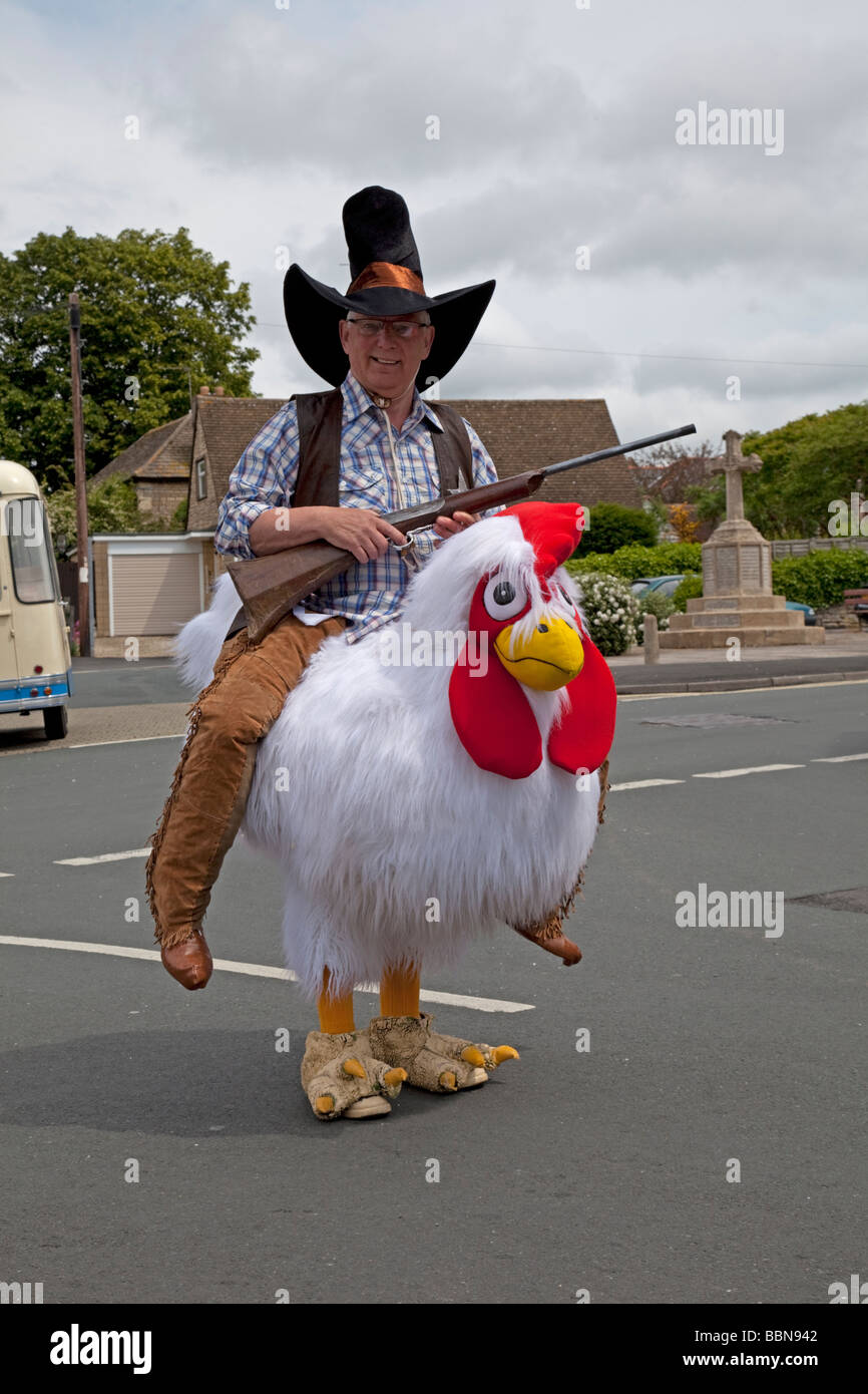 Mann mit Gewehr Reiten großes Huhn Street Fair Bishops Cleeve UK als ...