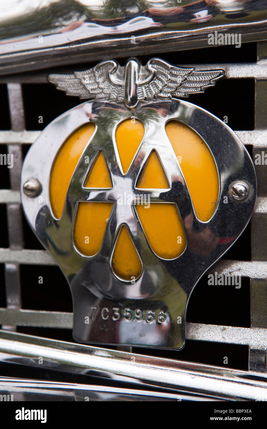 Automobilclubs AA Abzeichen auf der Vorderseite der 1950er Jahre Jaguar ...