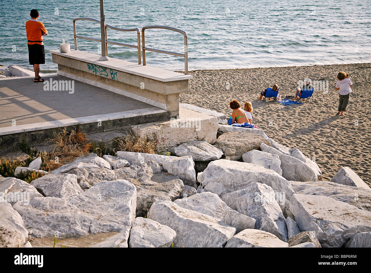 DER STRAND VON MARINA DI CARRARA, GESÄUMT VON EINEM BLOCK AUS WEIßEM ...