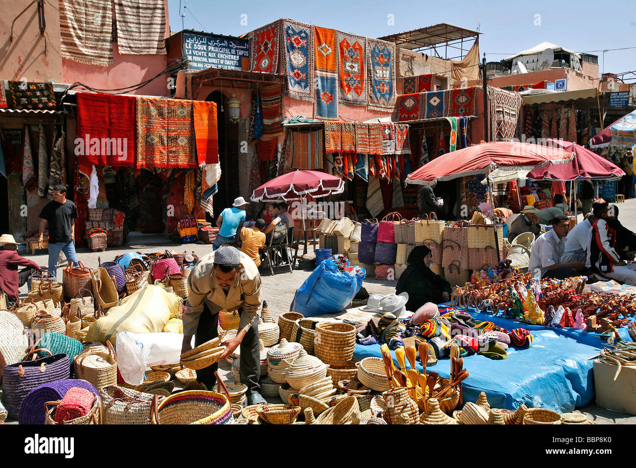 SOUK, BASAR, MARKT IN STRAßEN, MARRAKESCH, MAROKKO, MAGHREB, NORDAFRIKA ...