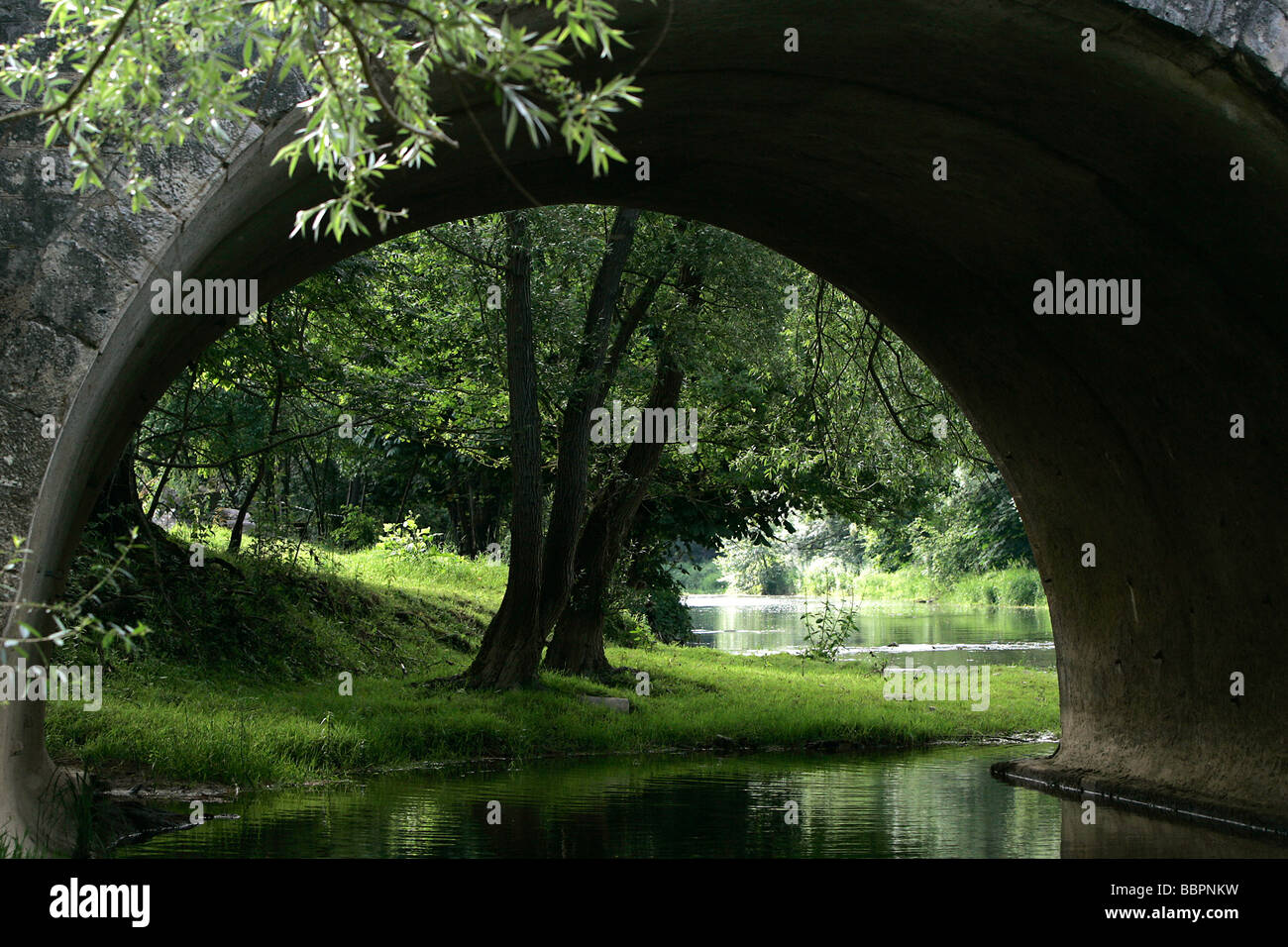 FLUSS UND ALTE BRÜCKE, BURGUND TREIBEN MIT DEM STROM ANCY-LE-FRANC ...