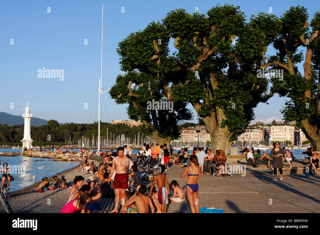 BADEN UND RELAXEN AM STRAND DES BAINS DE PAQUIS AM GENFER SEE, GENF ...
