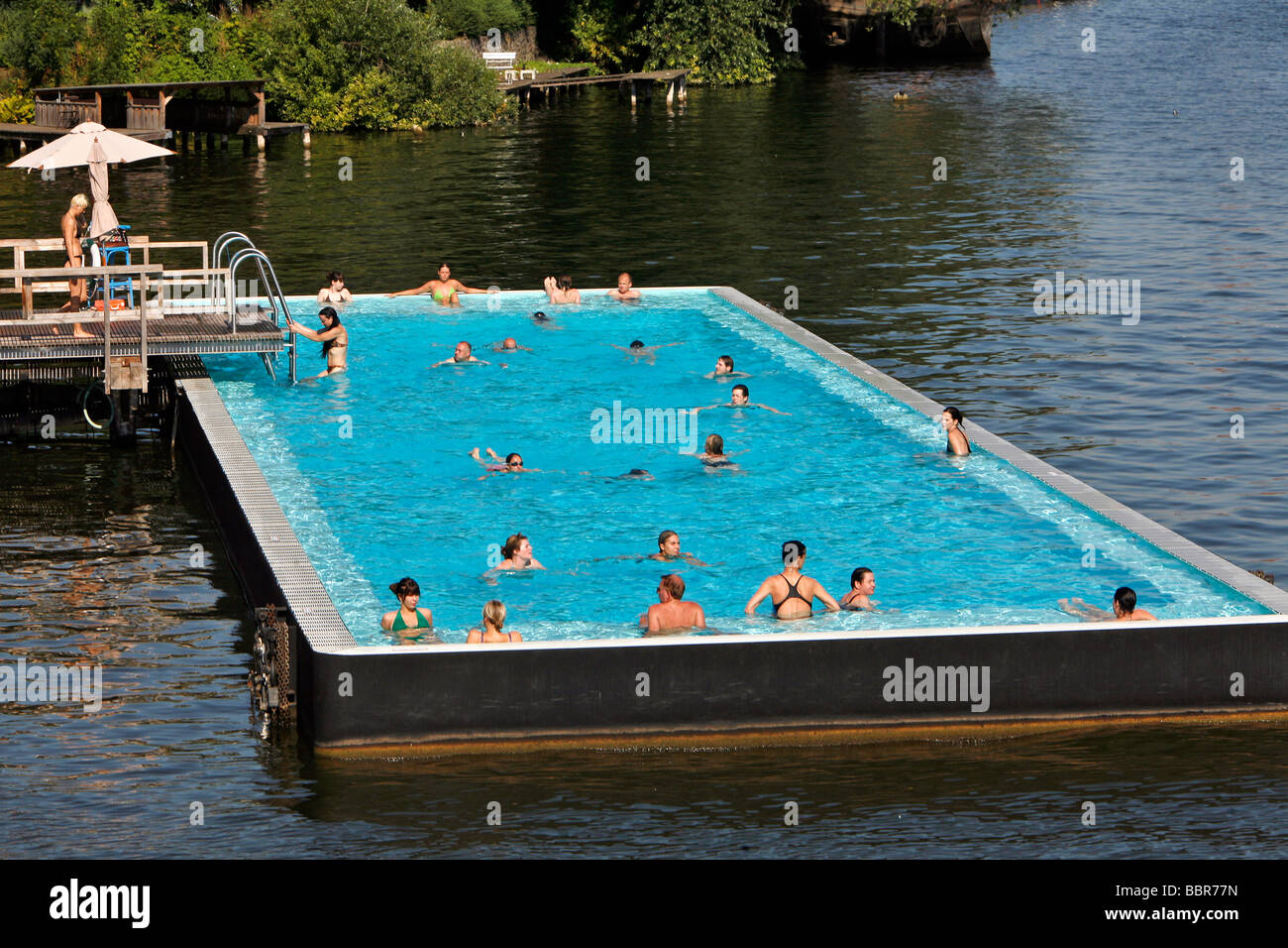 Badeschiff horizontal -Fotos und -Bildmaterial in hoher Auflösung – Alamy