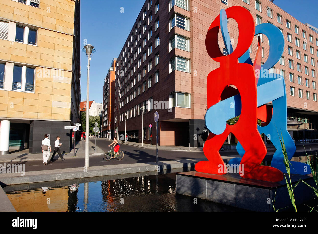 BOXER-SKULPTUR, KEITH HARING, POTSDAMER PLATZ, BERLIN, DEUTSCHLAND ...