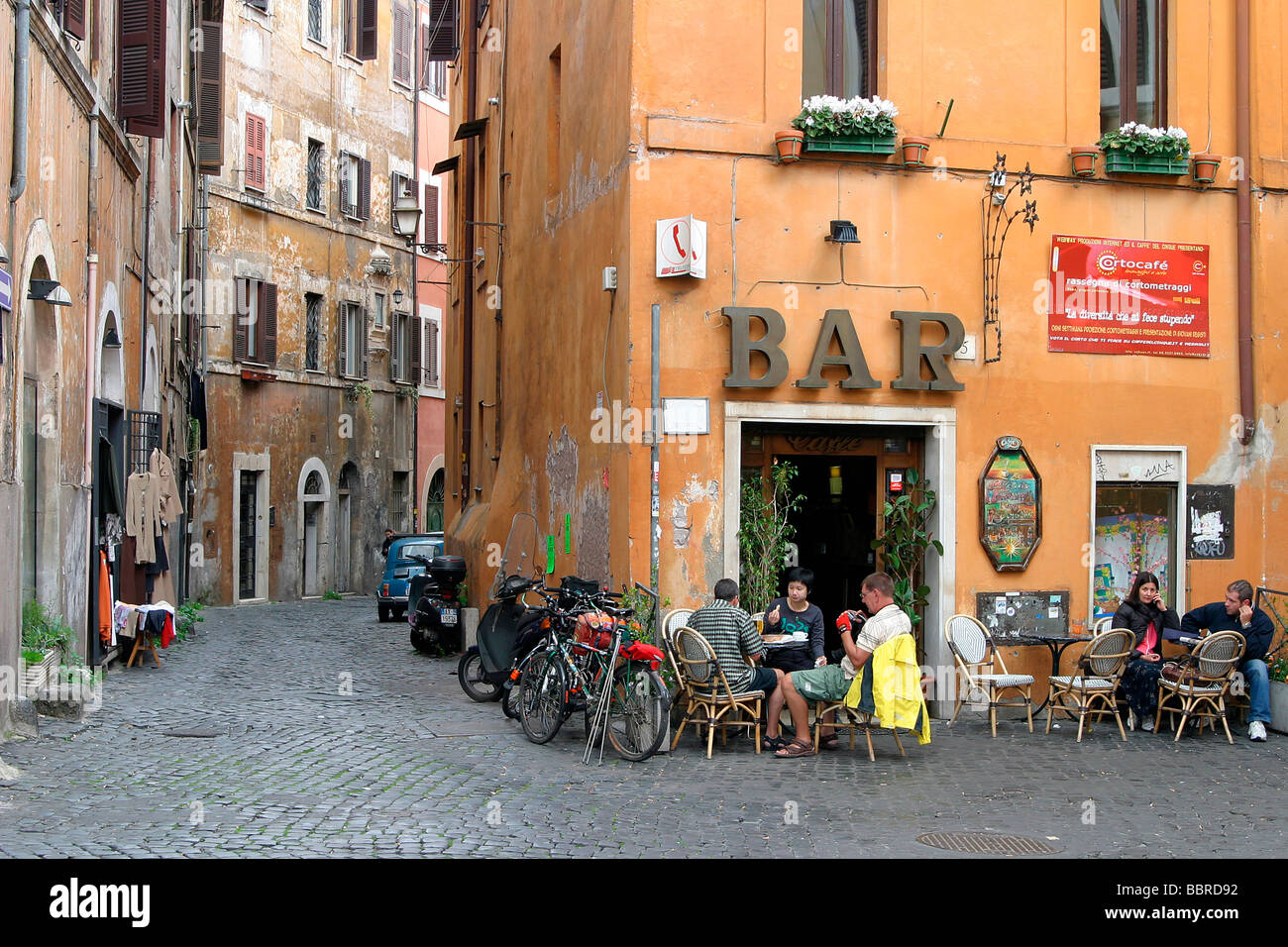 BAR IM STADTTEIL TRASTEVERE, ROM, ITALIEN Stockfotografie - Alamy
