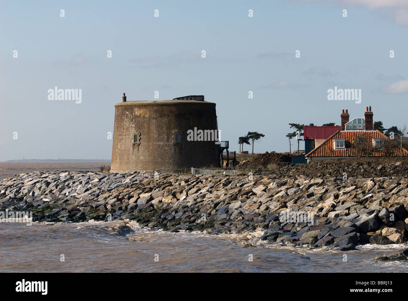Rock-Rüstung Schutz ein Martello-Turm entlang der Küste von Suffolk ...