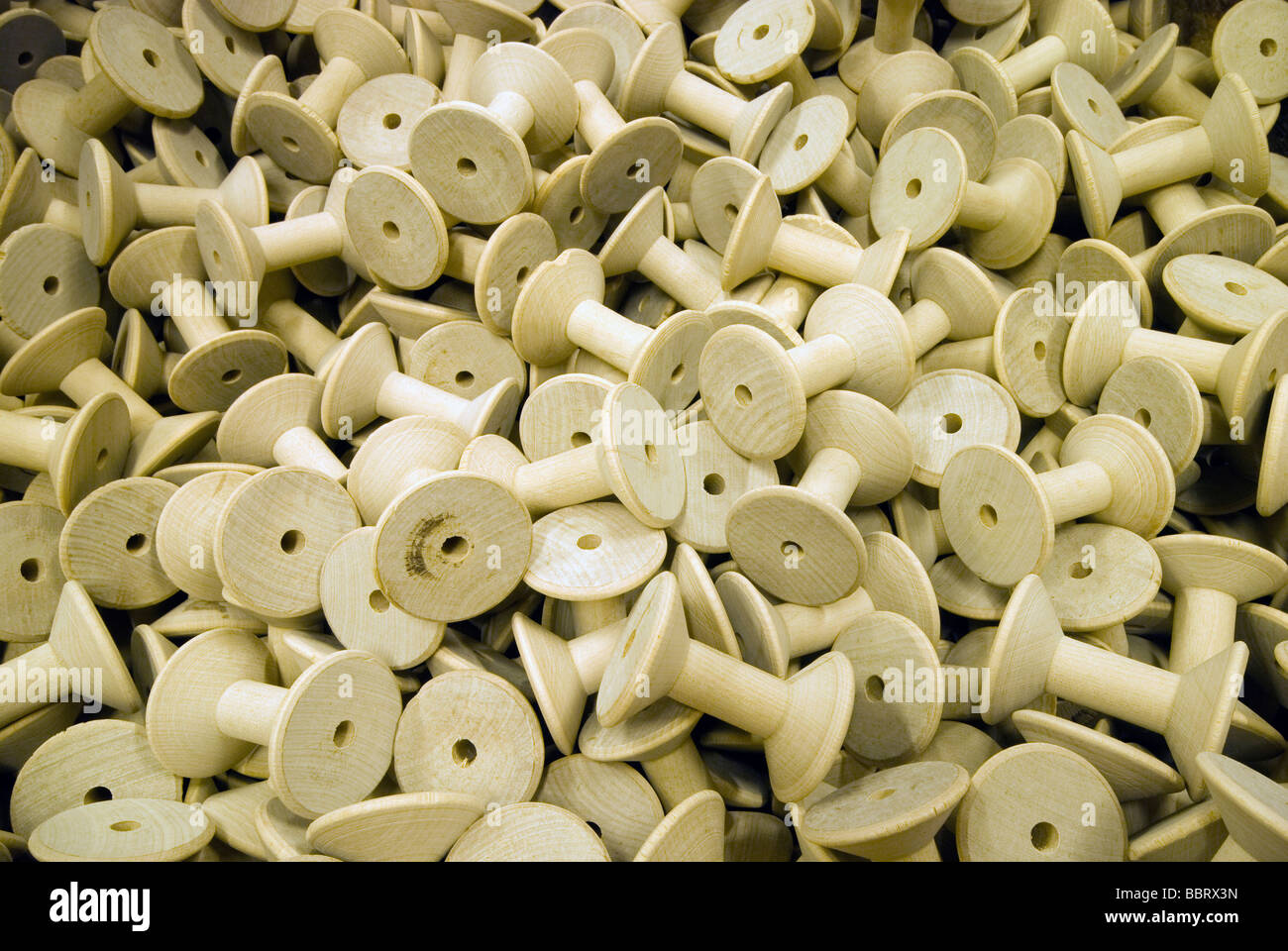 Große Rollen aus Holzbaumwolle im Masson Mills Working Textile Museum ...