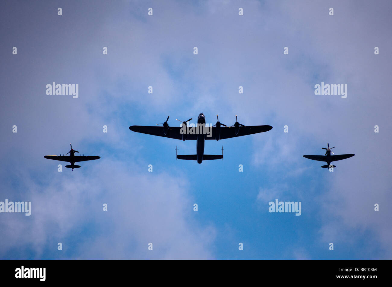 Schlacht großbritannien memorial flight flypast -Fotos und ...