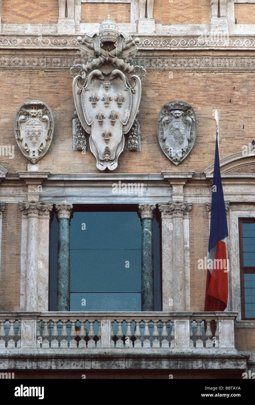 Rom, Italien. Wappen von Papst Paul III Farnese und Balkon an der ...