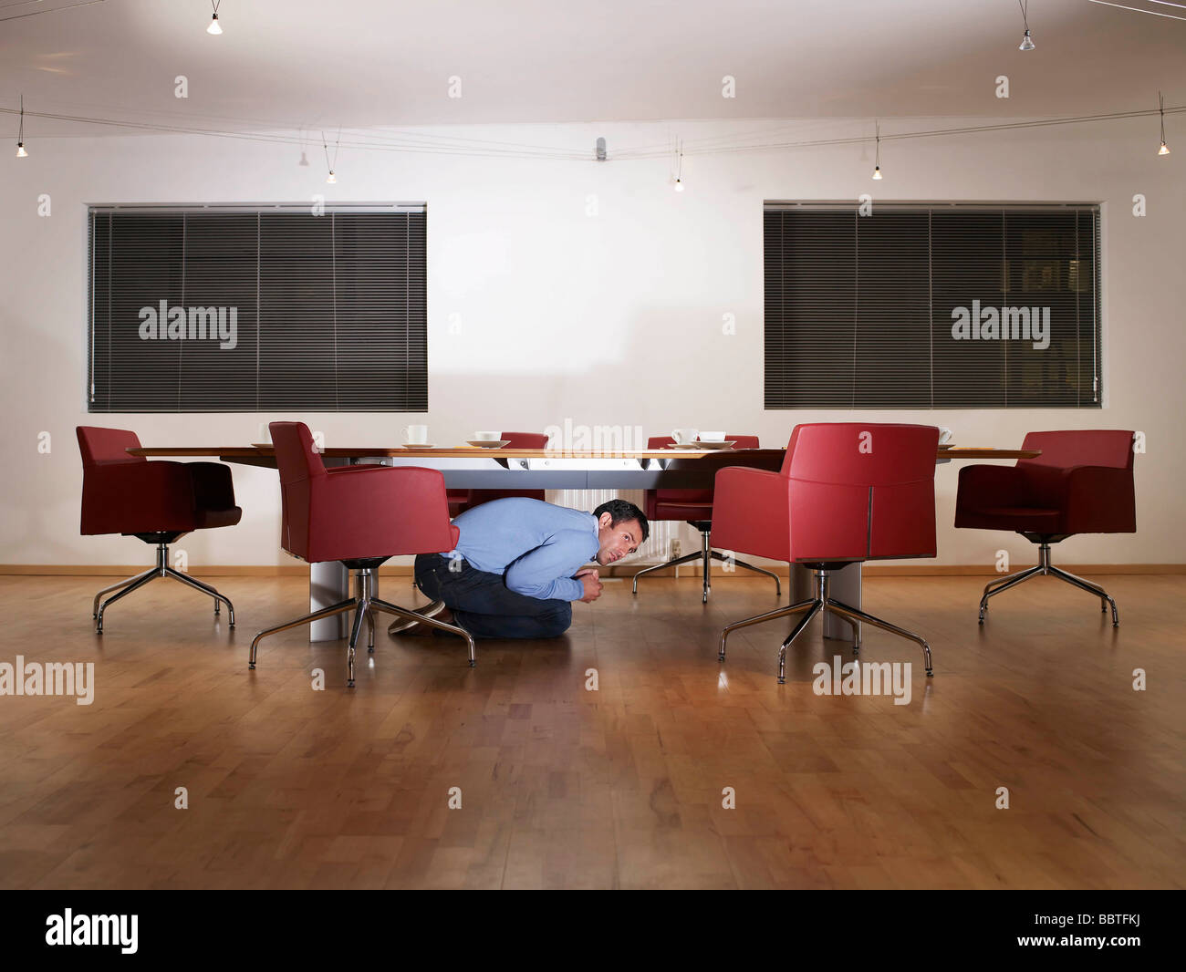 Versteckt Unter Dem Tisch Stockfotos und -bilder Kaufen - Alamy
