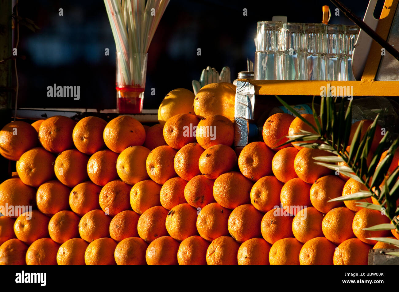 Orange juice stall -Fotos und -Bildmaterial in hoher Auflösung – Alamy