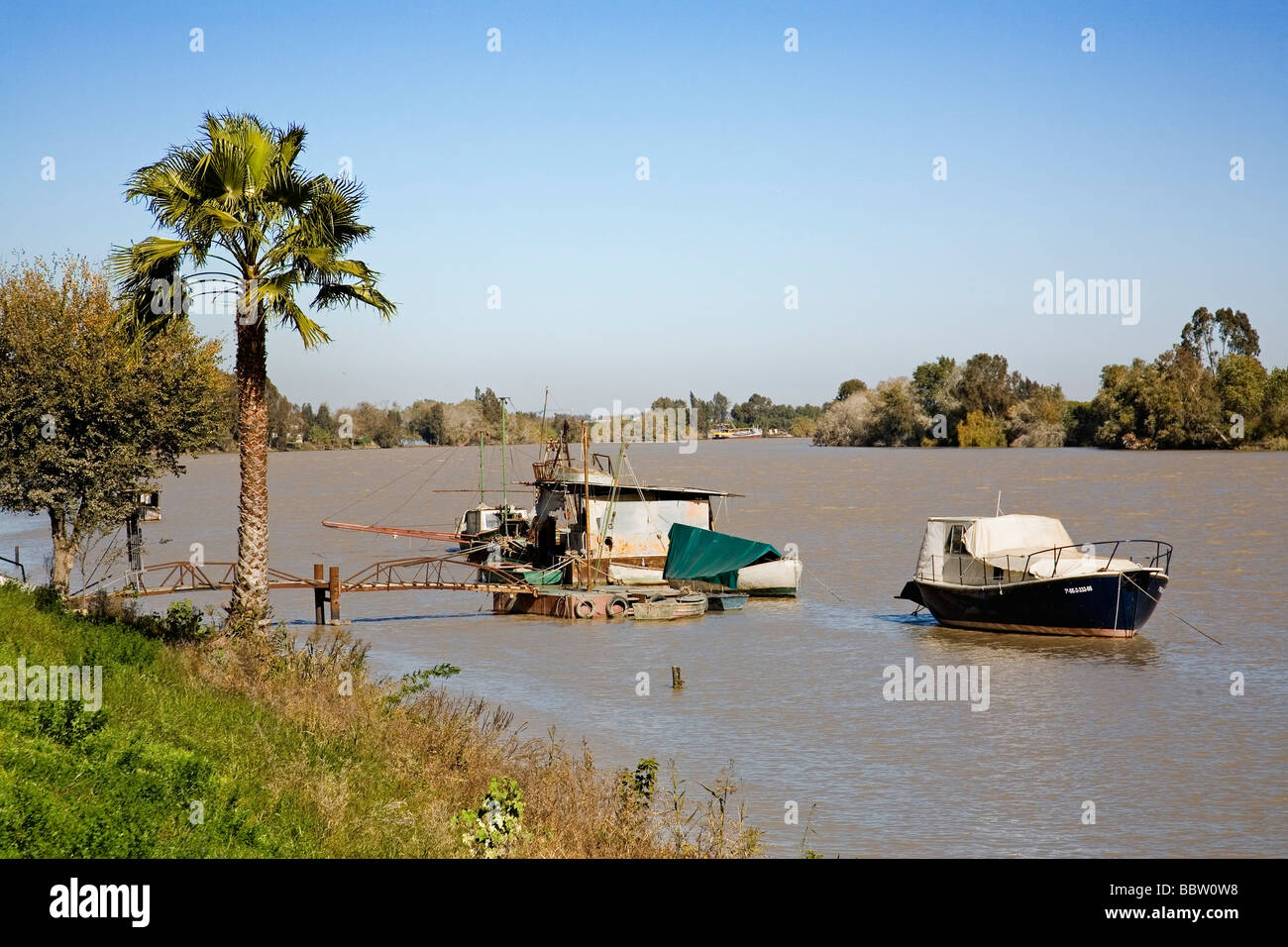 Barcos Rio Guadalquivir Coria del Rio Sevilla Andalusien España Boote ...