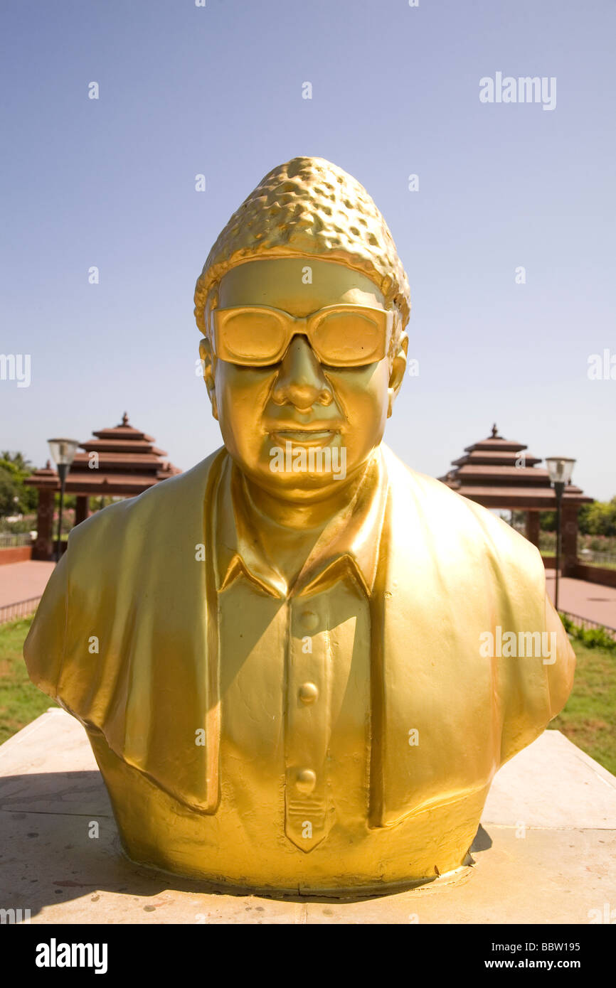 Die goldene Büste des Schauspielers und ehemaligen Tamil Nadu ... Die goldene Büste des Schauspielers und ehemaligen Tamil Nadu ...