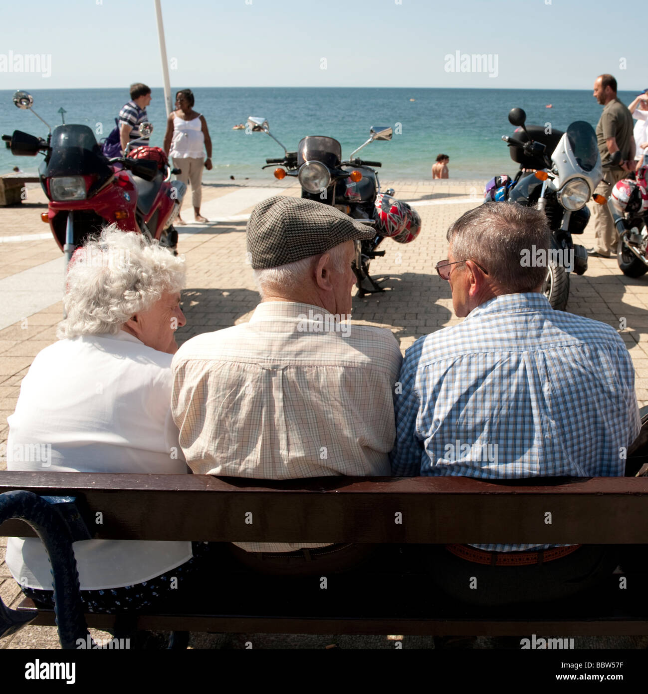 Menschen person, die auf einer bank sitzt -Fotos und -Bildmaterial in ...