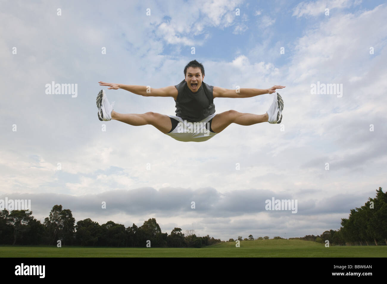 Young black man jumping -Fotos und -Bildmaterial in hoher Auflösung – Alamy