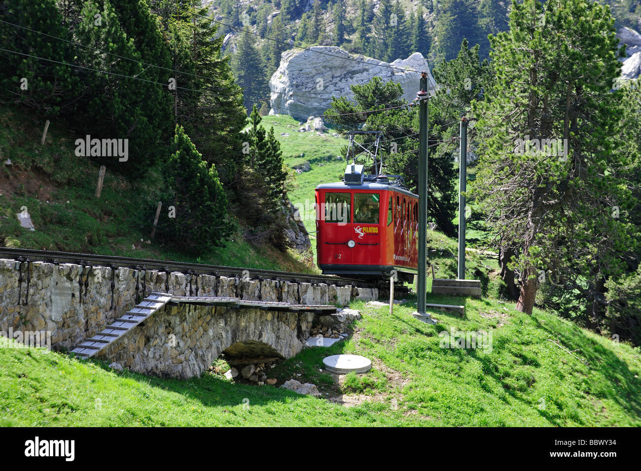 Mit 48 Prozent Steigung die steilste Zahnradbahn der Welt, die Bahn auf ...