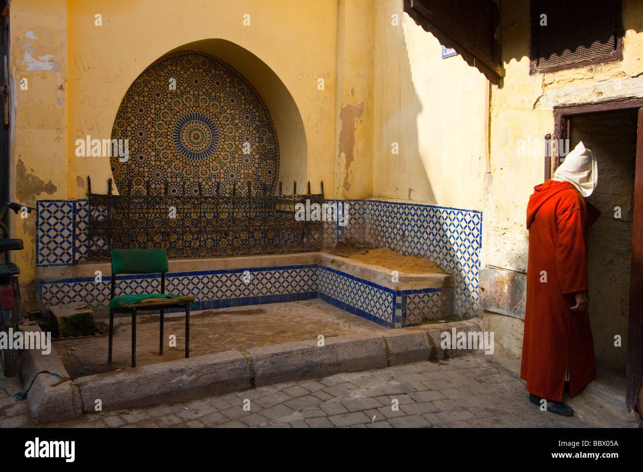 Marokkanische Mensch und Wasser-Brunnen in der alten Stadt Fes Marokko ...