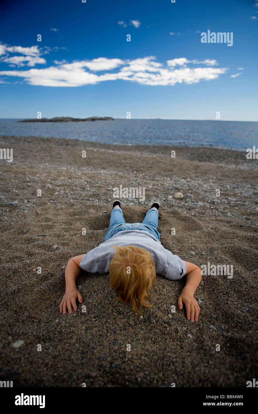 Junge am Strand Schweden liegen Stockfotografie - Alamy