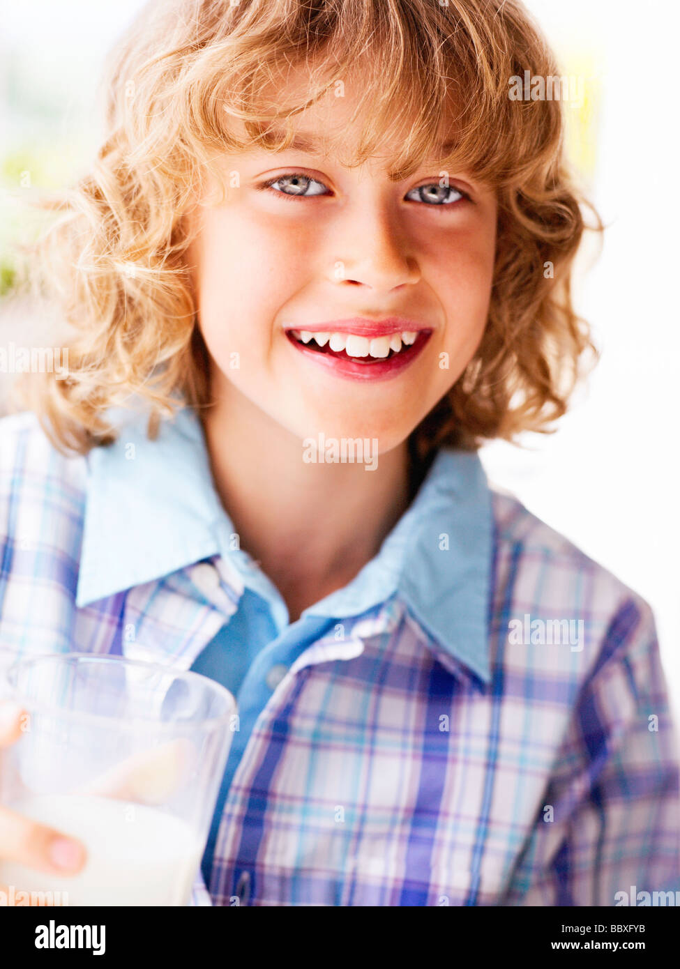 Kinder jungen kinder kinder betrunken -Fotos und -Bildmaterial in hoher ...