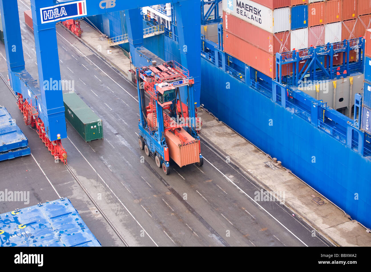 Ein Straddle Carrier LKW zieht ISO-Container vom Hafen Terminals weiter ...