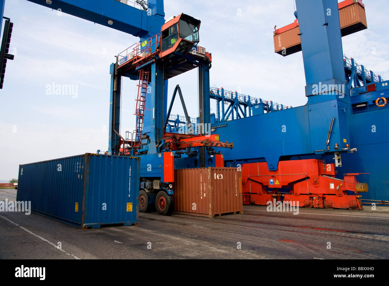 Ein Straddle Carrier LKW zieht ISO-Container vom Hafen Terminals weiter ...