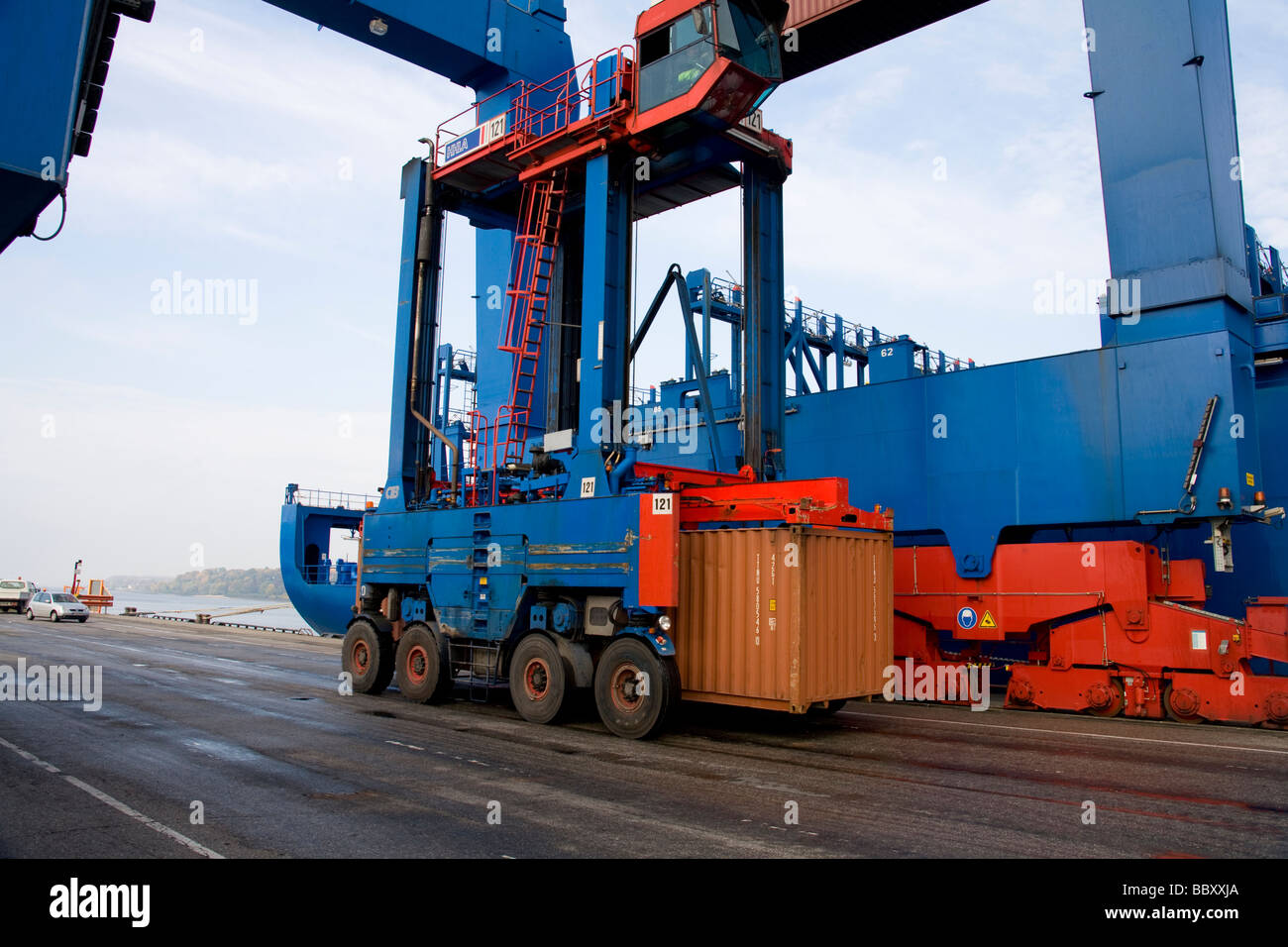 Ein Straddle Carrier LKW zieht ISO-Container vom Hafen Terminals weiter ...