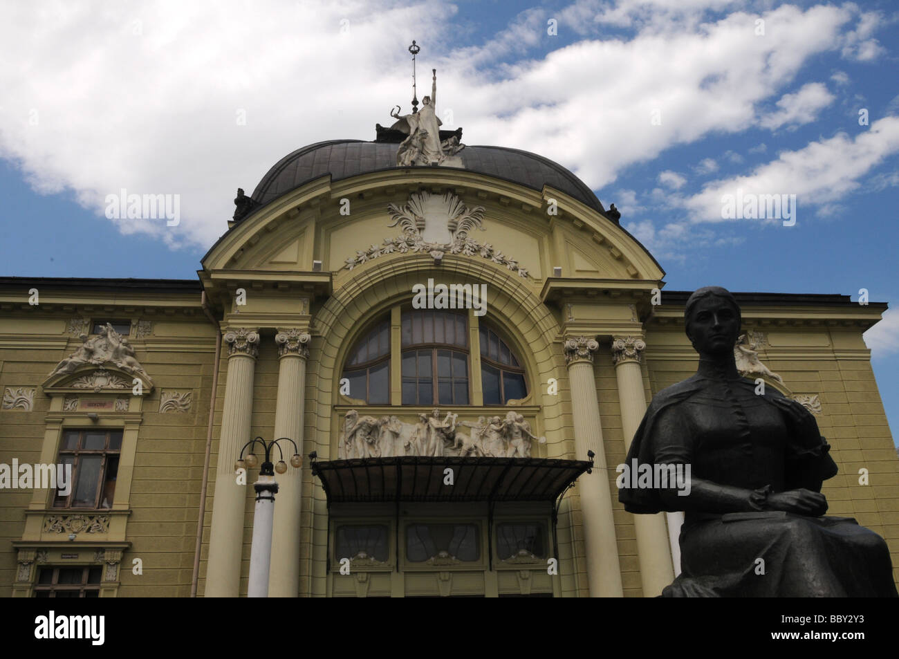 Theater für Musik und Theater mit Statue von Olga Kobylianska ...