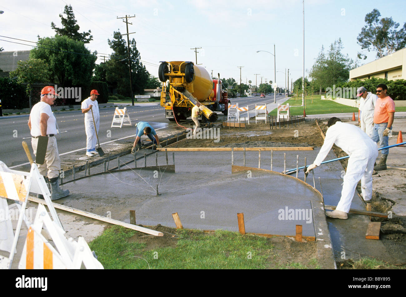 Gießen Sie Beton Zement Einfahrt Bürgersteig Bordstein Konstrukt Code ...
