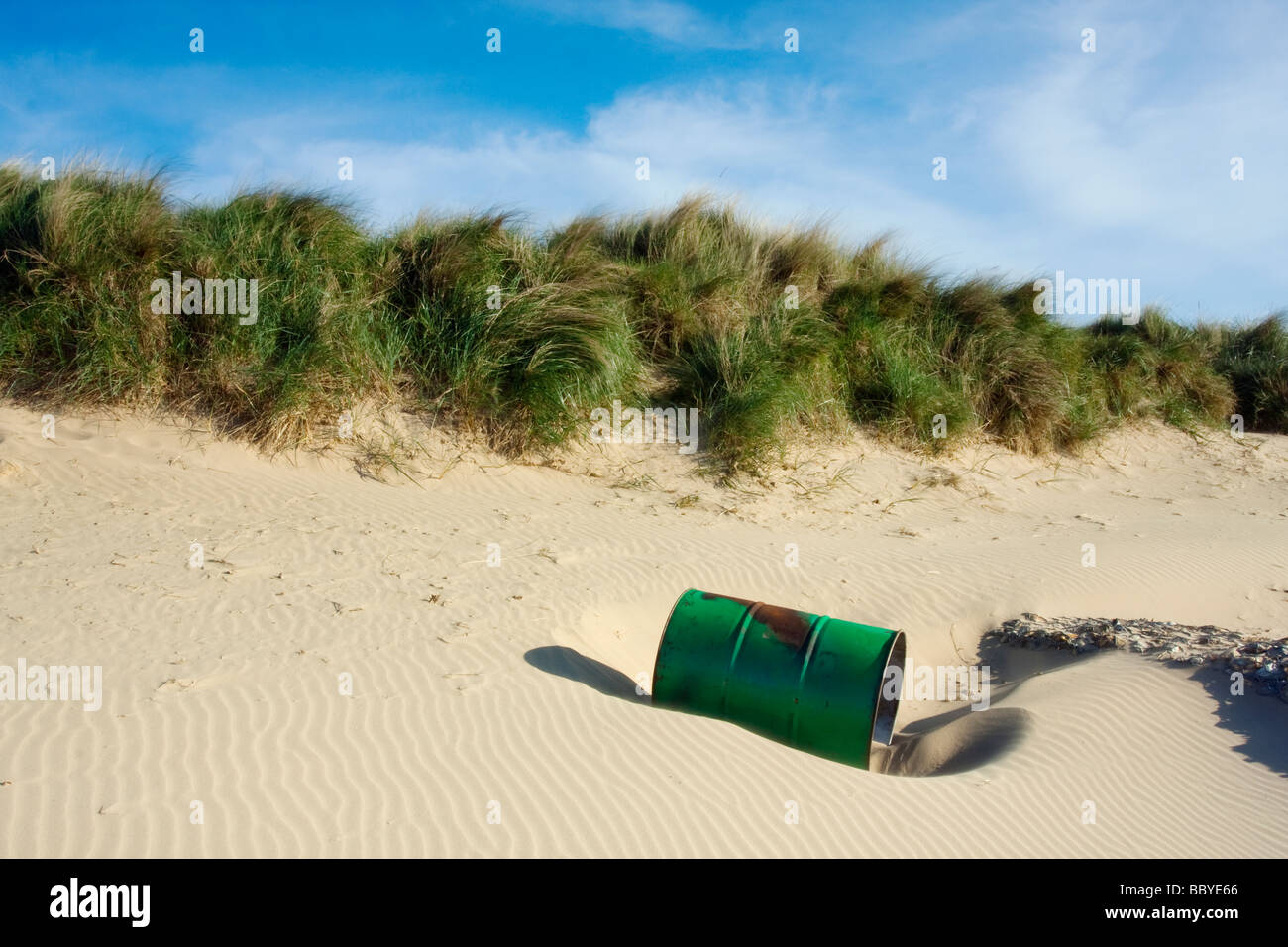 Eine verlassene Ölfass legt gewaschen oben auf dem Sand auf den Dünen ...