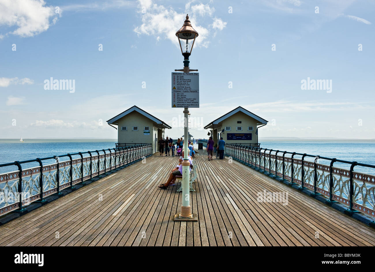 Penarth pier bench seat -Fotos und -Bildmaterial in hoher Auflösung – Alamy