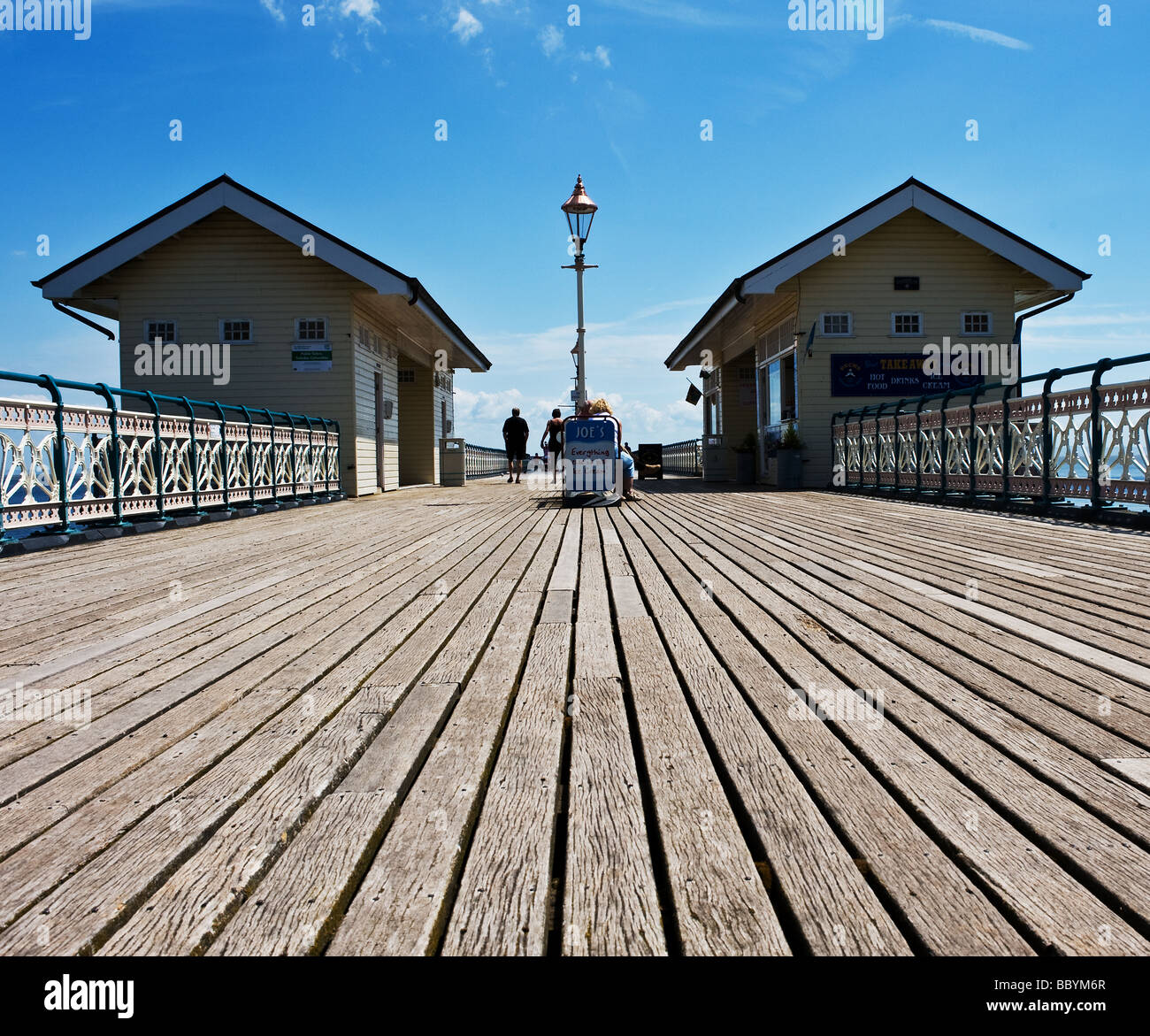 Penarth pier bench seat -Fotos und -Bildmaterial in hoher Auflösung – Alamy