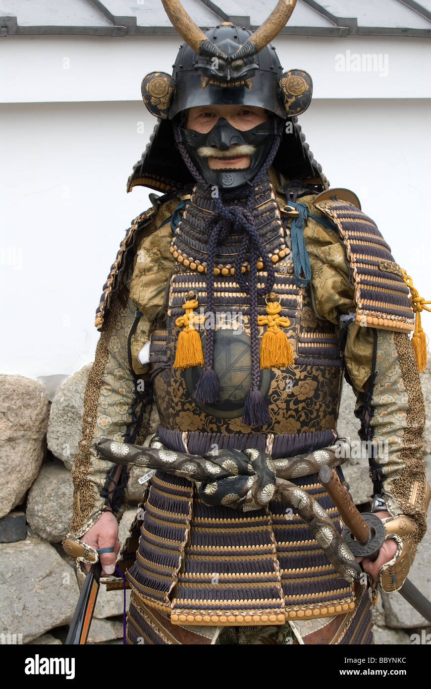 Mann gekleidet in voller Samurai-Rüstung komplett mit Kabuto Helm und ...